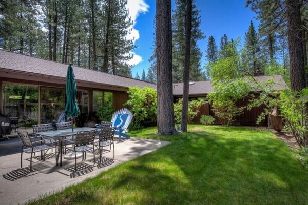 Modern Luxury Golf Cabin, Pets, A/c, Couples - Graeagle, CA