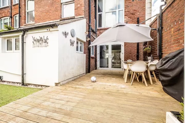 Cosy Beachfront Apartment With Private Garden - Budleigh Salterton