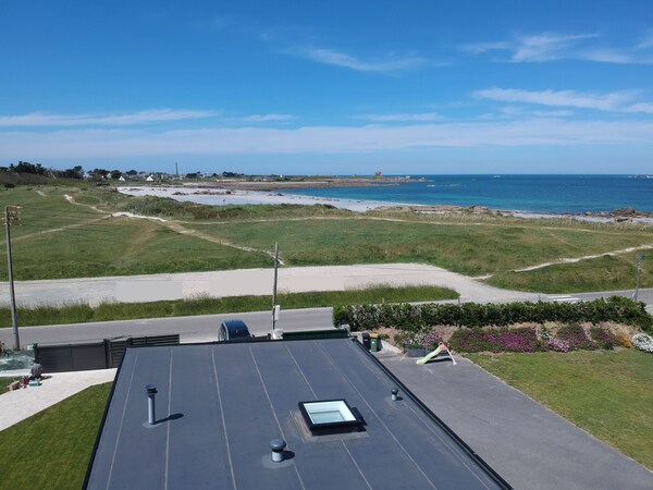 Maison Récente Face Aux Dunes Et Plage De La Grève Blanche, Au Pied Du Gr34. - Plouguerneau