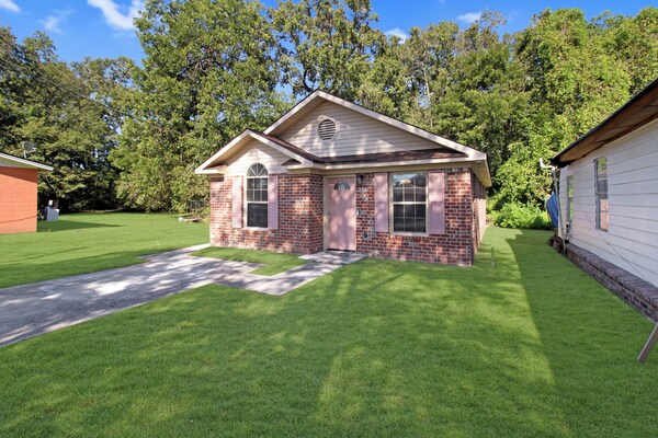 Charming Bungalow Near Downtown Historic Savannah - Savannah, GA