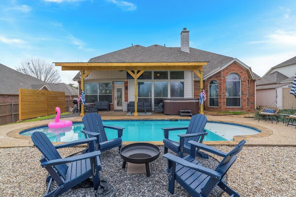 Modern Grand Prairie Retreat W/ Pool  Game Room  -10 Min To Stadiums & More - Grand Prairie, TX