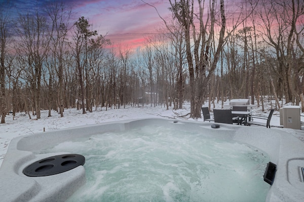 Cozy Modern A-frame With Hot Tub, Fireplace, Soak Tub & Games - Jim Thorpe, PA