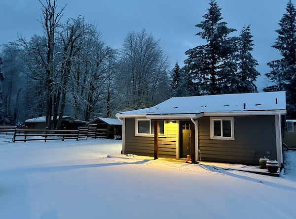 Your North Bend Escape- A Cottage With A View- The Majesty Of Mt. Si - RattleSnake Lake, North Bend