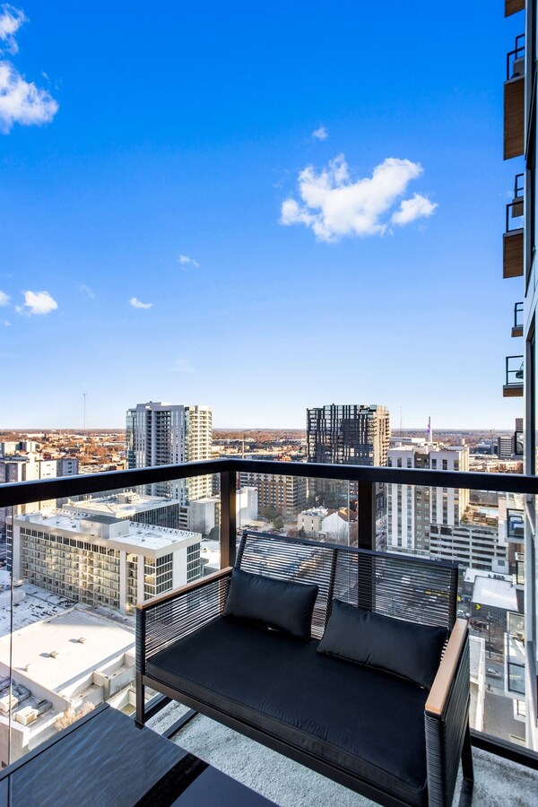Azure Heights: Executive Stay | 21st-floor Luxury Suite With Skyline Views - 亞特蘭大