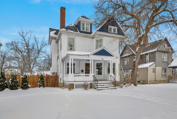 Spacious 5-bedroom House With Parking And Everything You Need In Charming Elyria - Oberlin, OH
