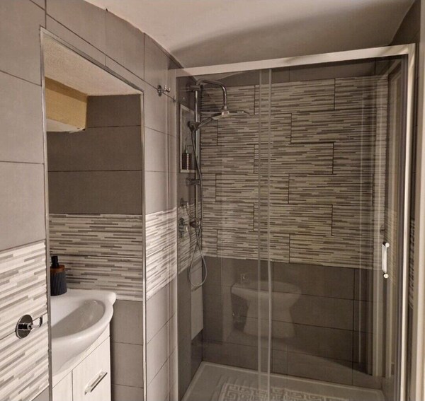 Delightful Renovated Studio Apartment In The Heart Of Naples - Nápoles