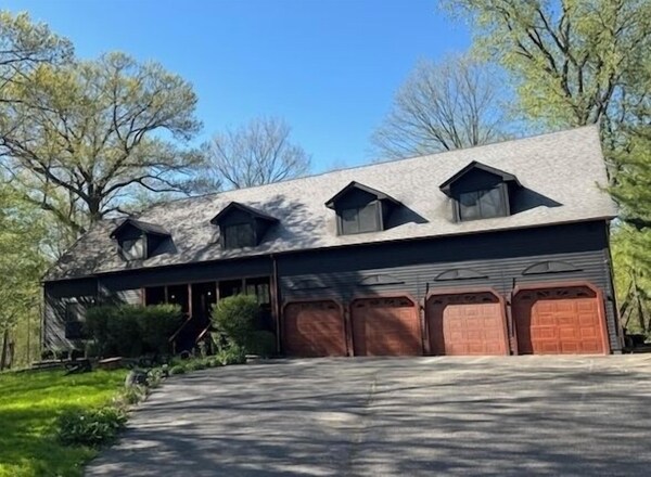 Beach Park Estate: Chef's Kitchen, Nature, Fitness Room, Naval Base, Beach, Lake - Waukegan, IL