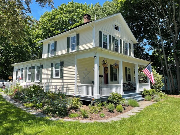 Shoreline Oasis - Essex, CT