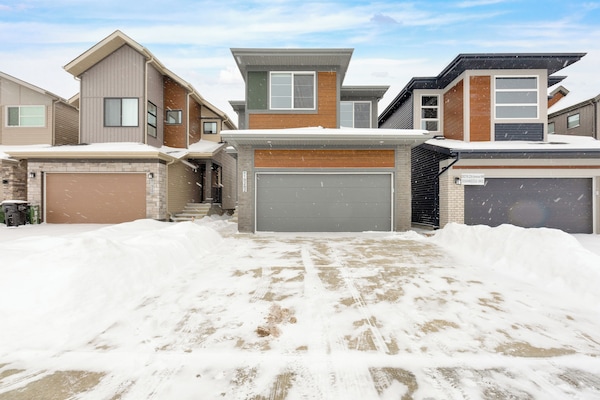 Luxury | Air Conditioning | 5 Star Stay | Garage Parking | Sleeps 7 - Edmonton