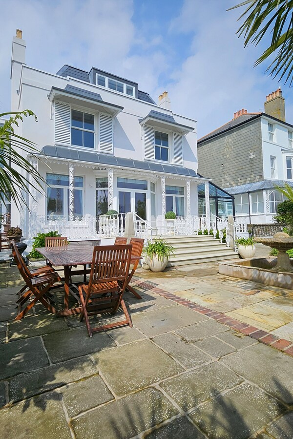 Regency Beach House -  A Holiday Let That Sleeps 12 Guests  In 6 Bedrooms - Deal