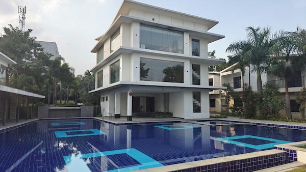 Luxurious And Spacious 3 Bedroom Villa With Private Pool - Hosur