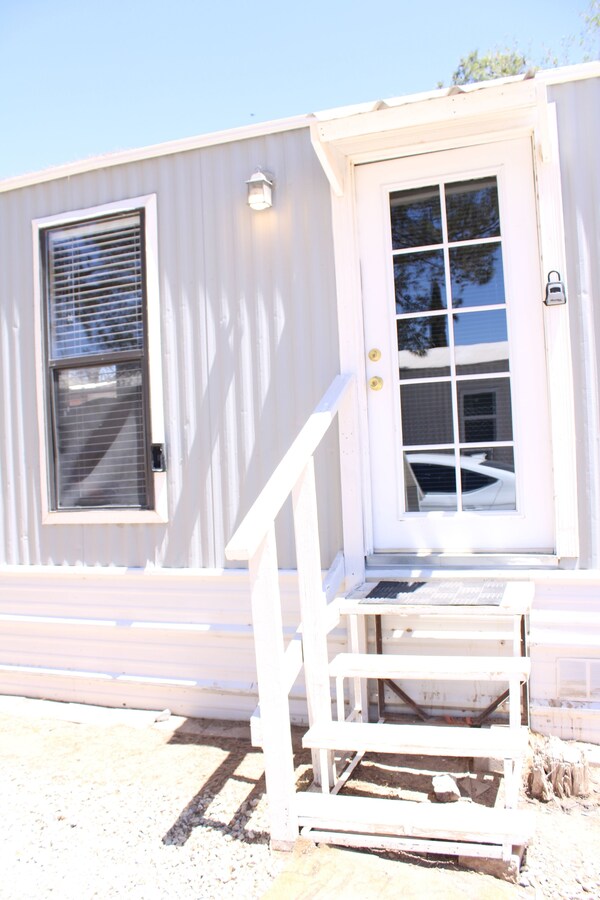 Cozy 2-bedroom Mobile Home In Enchanting Las Cruces With Wifi, Ac, Close To Nmsu - New Mexico