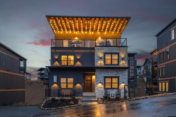 Roof Top Cabin~water Park~heater Indoor Pool~games~playstation~games~mini-golf~views~sleep 22 - Pigeon Forge, TN
