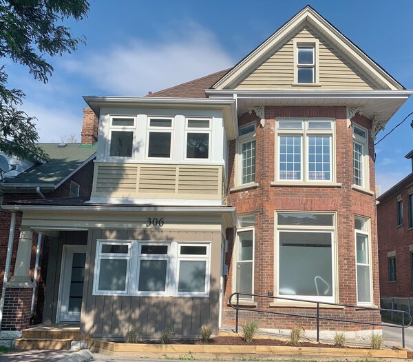 Luxury Modern Apartment In Downtown Century Home - 2 Bedroom, Free Parking X 4 - Peterborough, ON, Canadà