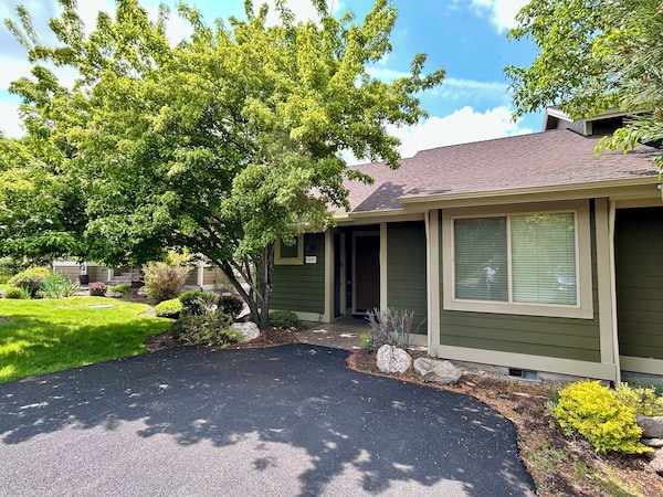 Creekside Townhouse In Eagle Crest-ridge. 4 Guests With Private Hot Tub - Redmond, OR