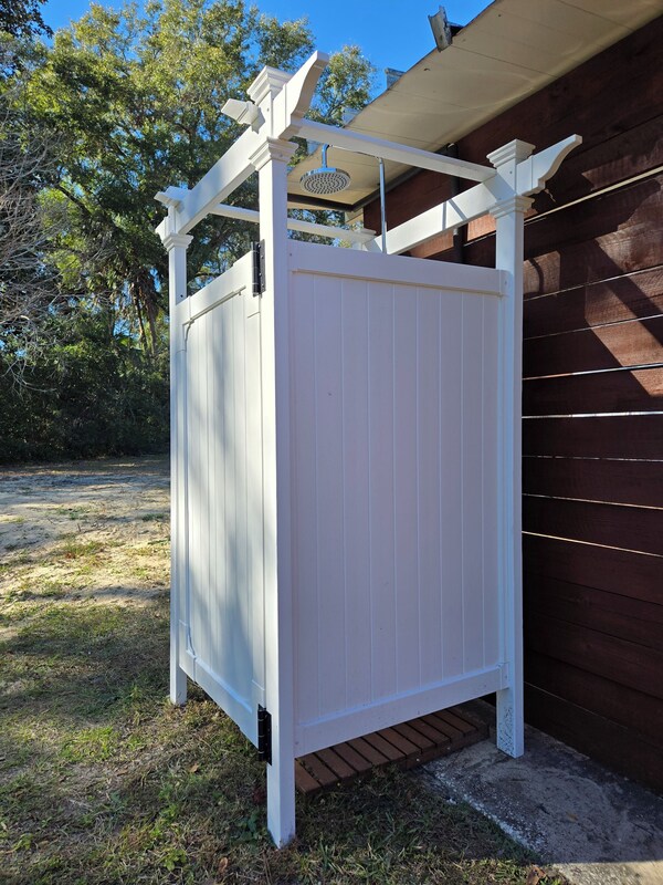 2/1 Guesthouse With Boat Parking, Outdoor Shower, Jetted Tub, & Craft Ice! - Crystal River, FL