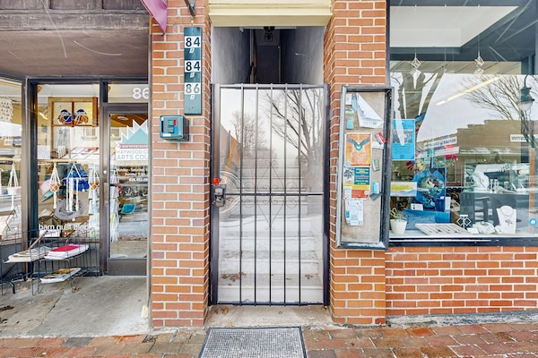 Modern 2br Condo Located Over Main Street With Cable, Wifi, And Full Kitchen - Waynesville, NC