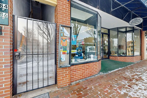 Modern Condo Over Main Street With Full Kitchen, Wifi And Central Ac - Waynesville, NC