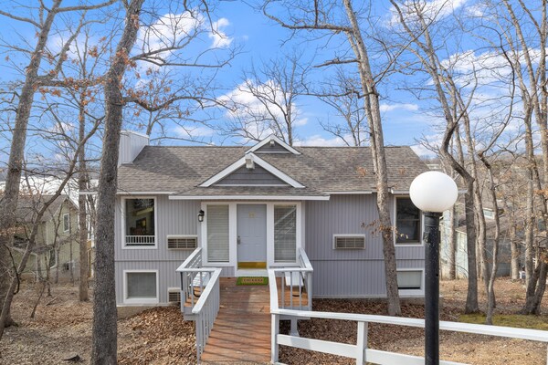 Spacious Home W/ Lake Views, Fireplace, 3 Decks, Pool & W/d- Near Margaritaville - Sunrise Beach, MO