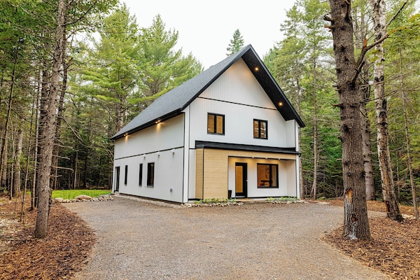 À 1 Hre De Montréal, Entouré D'arbres Matures, Vous Trouverez Le Chalet Snö ! - Quebec