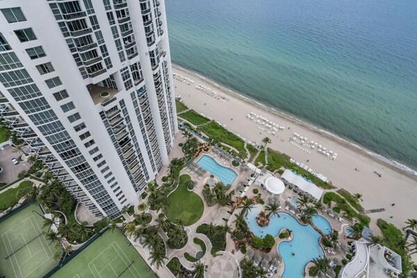 Ocean View Apartment W/ Kitchen In Luxury Beach Resort - North Miami, FL