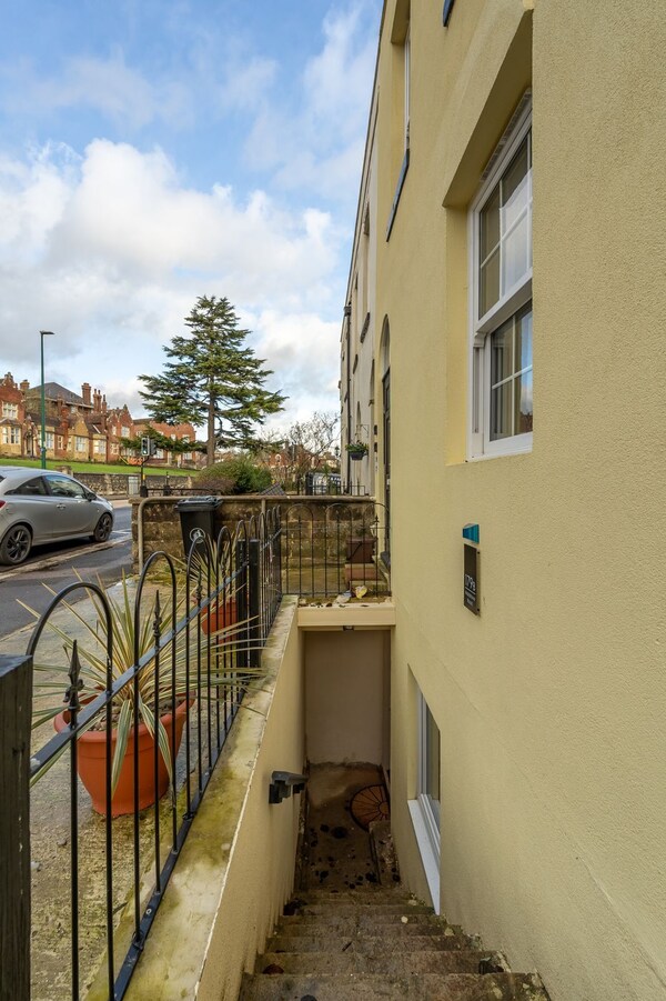 Avalon Luxury Stays\ncharming 2-bedroom Apartment In The Heart Of Rochester - St Leonard's Tower