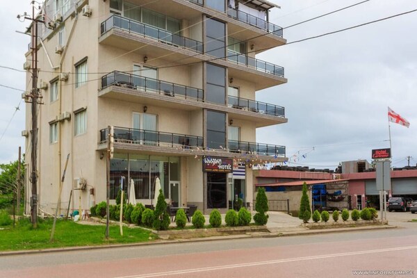 Charming Hotel Carleone With Wifi, Ac In Lovely Batumi, In A Silent Area - Artvin