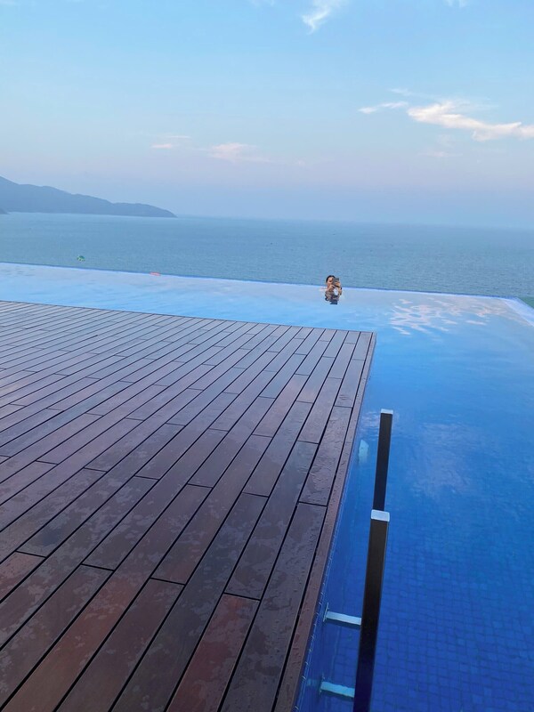 Serviced Aparthotel - 2 Bedrooms, 3 Balconies, Beachfront, Central, Rooftop Pool - Da Nang