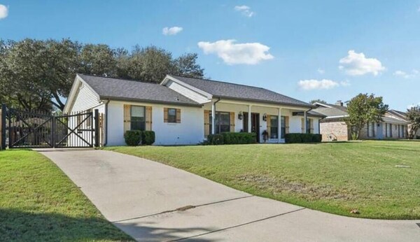 Gated Guesthouse/pool Near Dfw Stadiums & Lakes - Bedford, TX