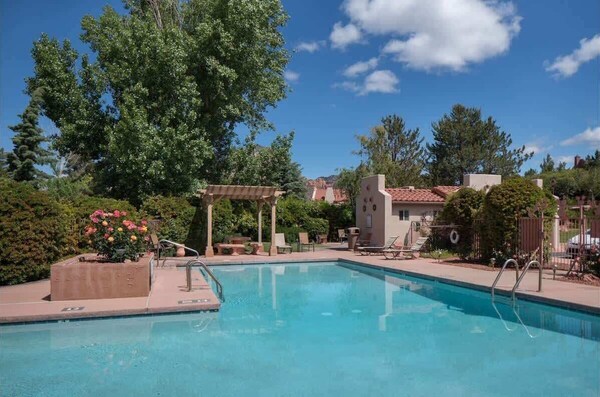 Private Back Patio, Pool, Hot Tub, Walk Everywhere - Sedona, AZ