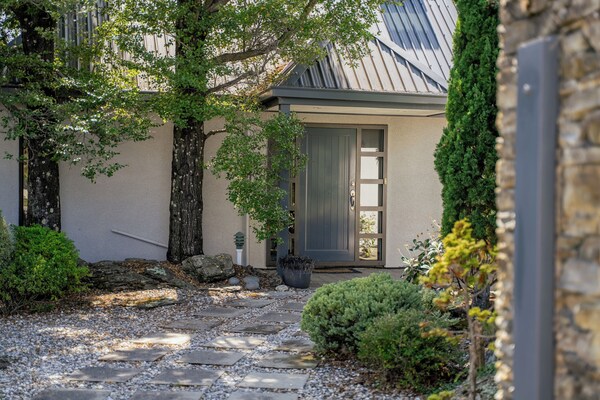 Mountain View Retreat - Wanaka Holiday Home - Wanaka