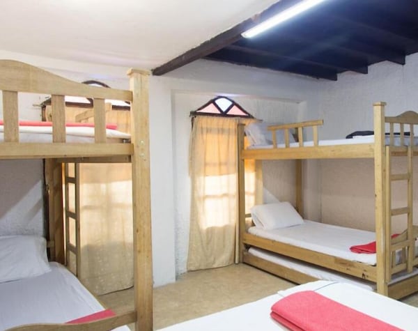 Escápate A Una Finca Acogedora En San Jerónimo Con Piscina, Jacuzzi Y Más. - San Jerónimo