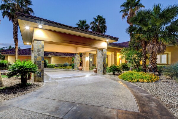 Vegas Home Resort W Pool, Spa, Theater Room - 10 Minutes From The Strip - Las Vegas, NV