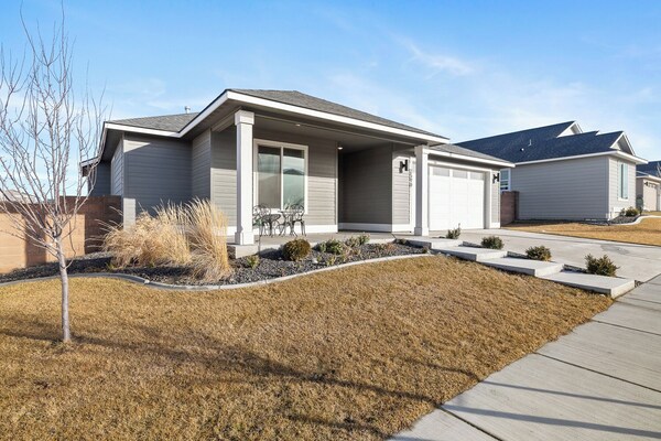 Homegrown Retreat - Spacious 3-bedroom Family Home - Fully Fenced In Backyard - Richland, WA