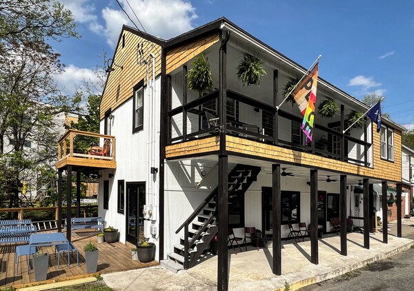 The Downtown Flat At Creekside - Berkeley Springs, WV
