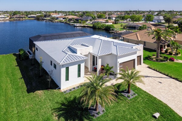 New Build - Heated Pool & Spa - Gulf Access Lake - Bbq - Kayaks - Bikes - Fort Myers, FL