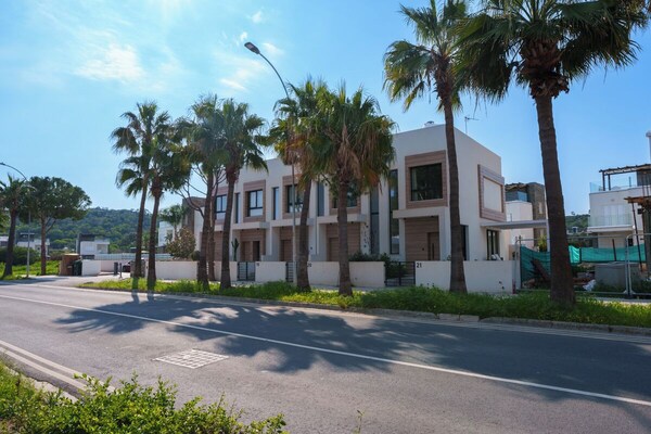 Wealthystays 2br Retreat | 5min Walk To Beach - Protaras