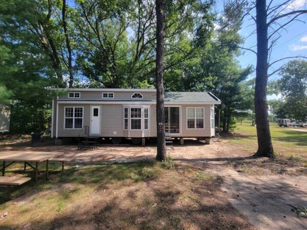 Rental Cabin #4 W/ Queen Bed - Wisconsin Dells, WI