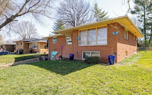 Gathering Place Near Medical Facilities, Golf, Easily Located - Lincoln, NE