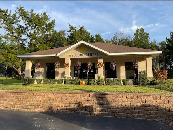 Cozy And Fully Equipped Cabin In Crystal River Fl. Screened-in Outdoor Pool. - Crystal River, FL