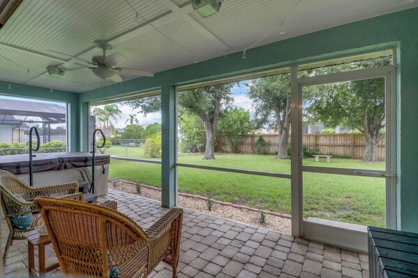 Charming 3 Bedroom Cozy Cottage In Cape Coral With Hot Tub - Fort Myers