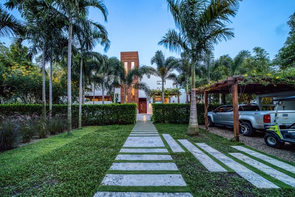 Upscale 5-bed Beachfront Villa W/ Pool , Pier & Ocean Front - Placencia