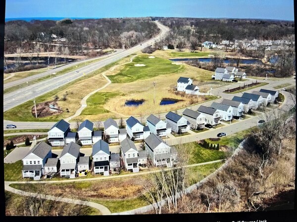 Meet Me At The Beach-3bd/3.5 Bath-across Street From Golf/lake/jean Klock Beach - Benton Harbor, MI