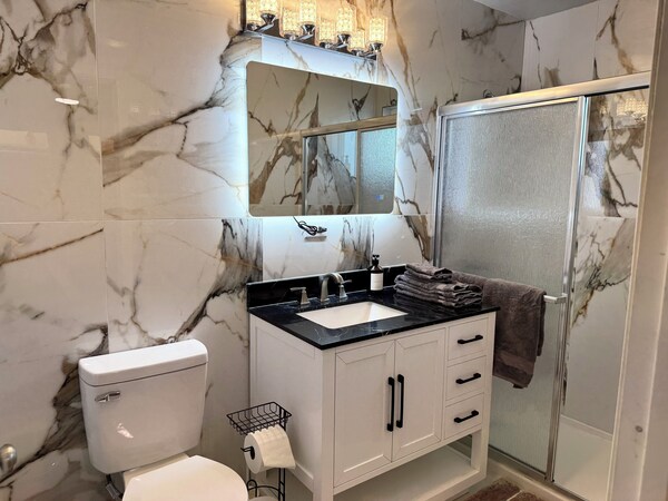 Modern Unit With King Bed In Hanford - Lemoore, CA