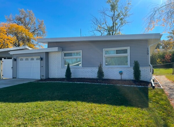 Charming 3-bedroom House In Park Forest With Wifi, Large Flat Panel Tvs & Google - Crete, IL