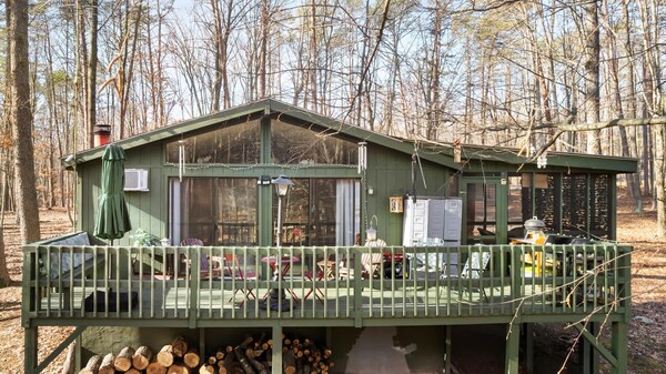 Zen Vibe W Fireplace, Grill, Deck & Screened Porch - West Virginia