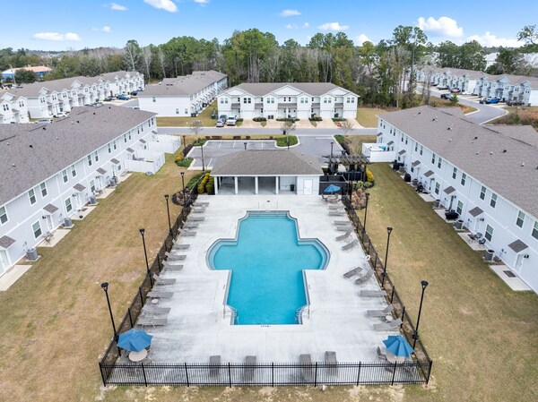 Convenient Location With Community Pool - Brent, FL