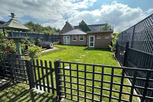 Modern 2-bedroom House With Spacious Large Garden In Beautiful Westbury - Devizes