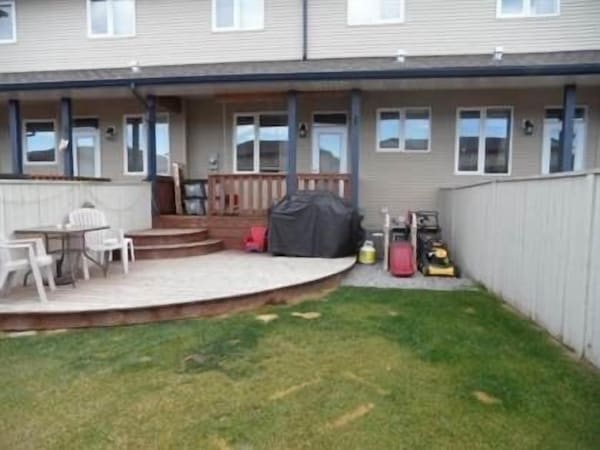 Spacious 4-bedroom Townhome In Charming Red Deer With Wifi, Ac - Red Deer