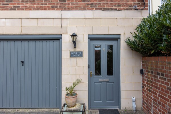 Demeter House -  A Holiday Cottage That Sleeps 7 Guests  In 4 Bedrooms - Whitby, UK